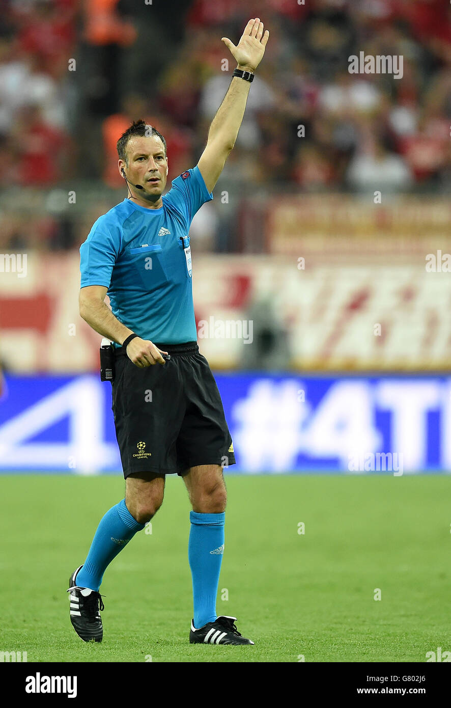 Referee mark clattenberg hi-res stock photography and images - Alamy
