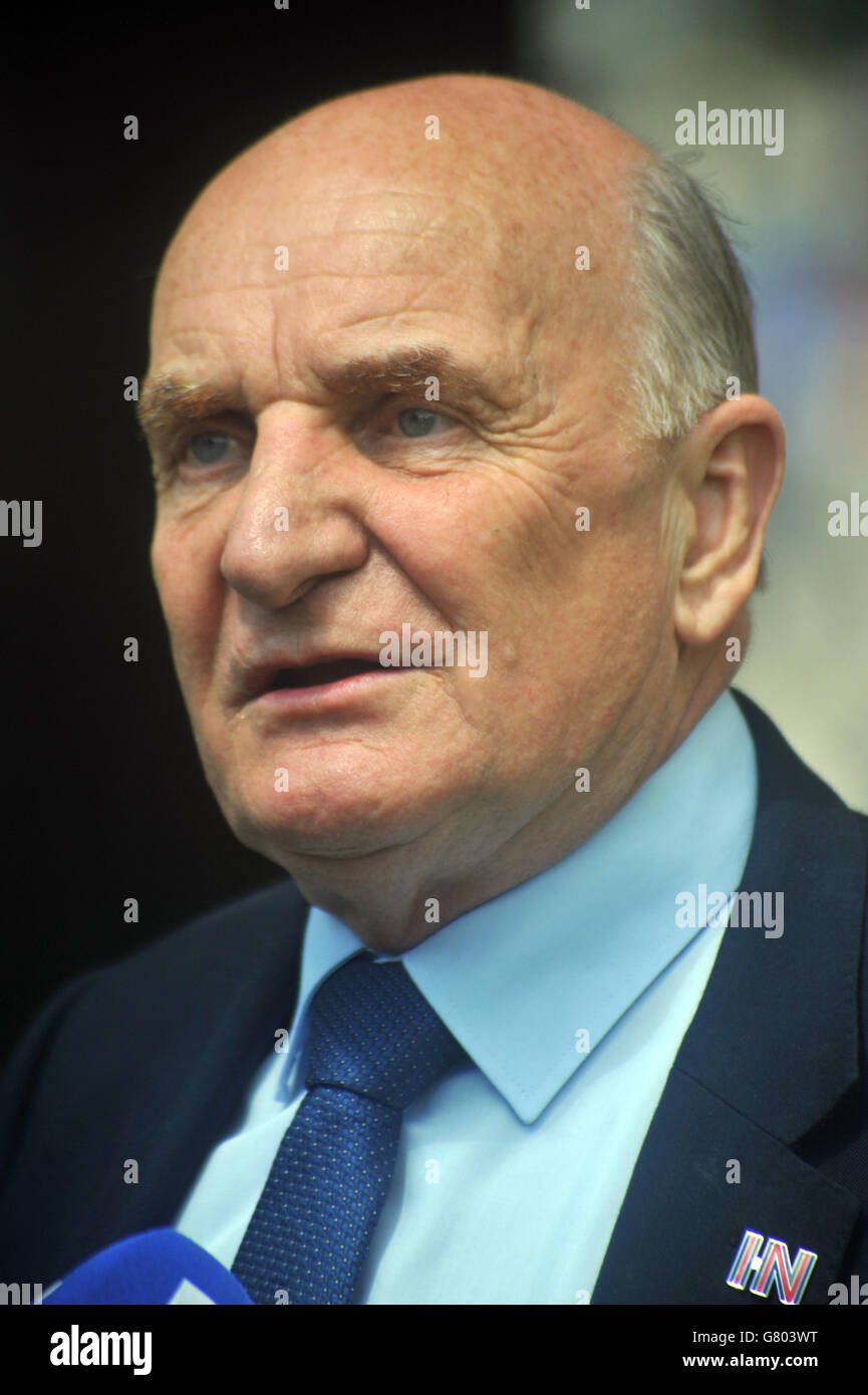 College Green, London, UK, 24 June 2016, Steve Pound opposite the ...