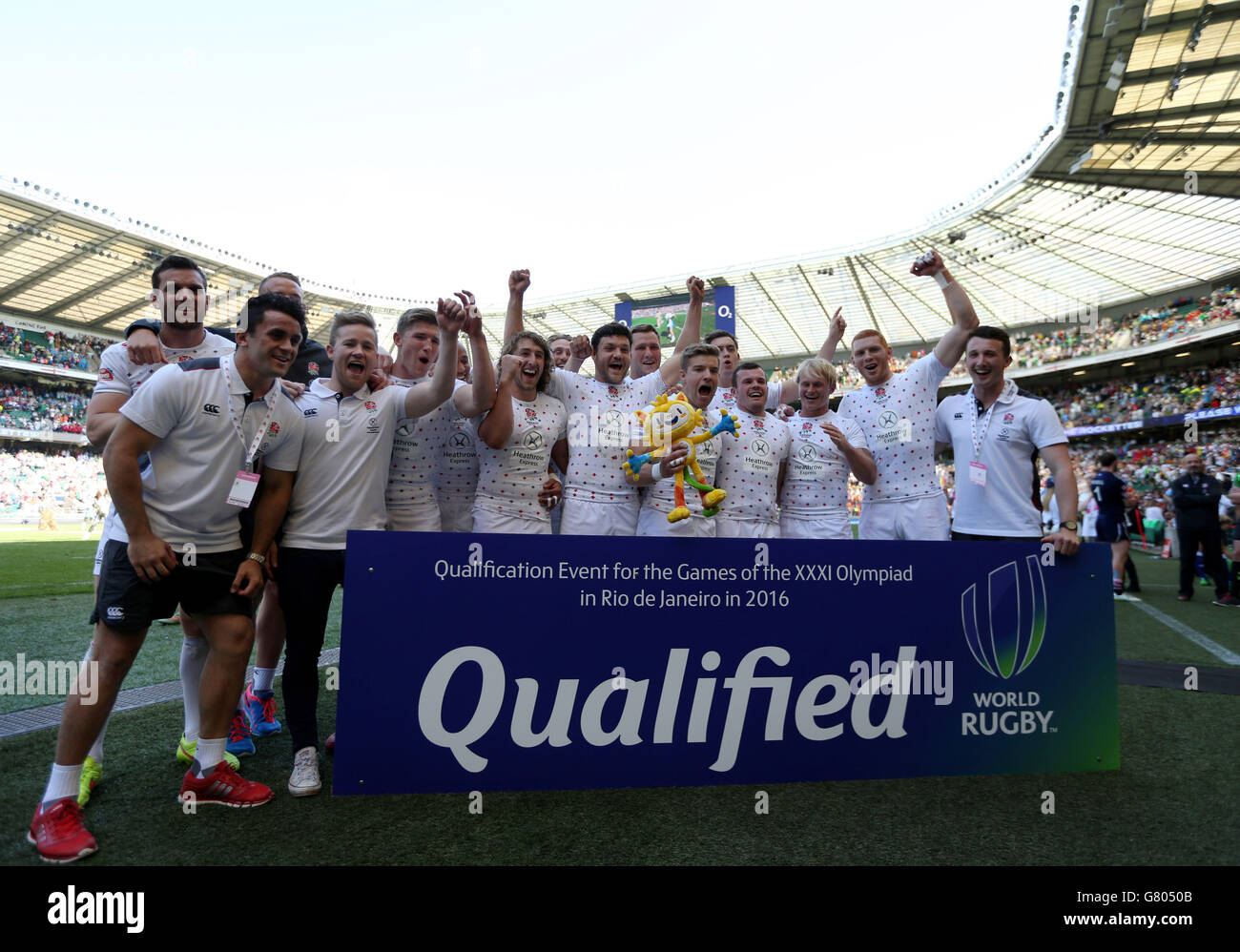 England Rugby 7s team celebrate after qualifying as Team GB for Rio ...