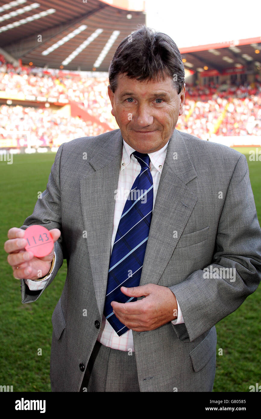 Former Charlton Athletic player Ray Treacy pulls out the winning number ...