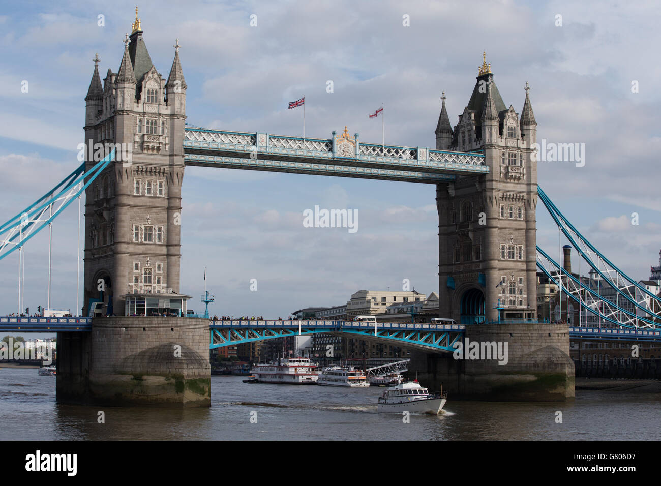 A general view of Tower Bridge, London. A combined bascule and ...