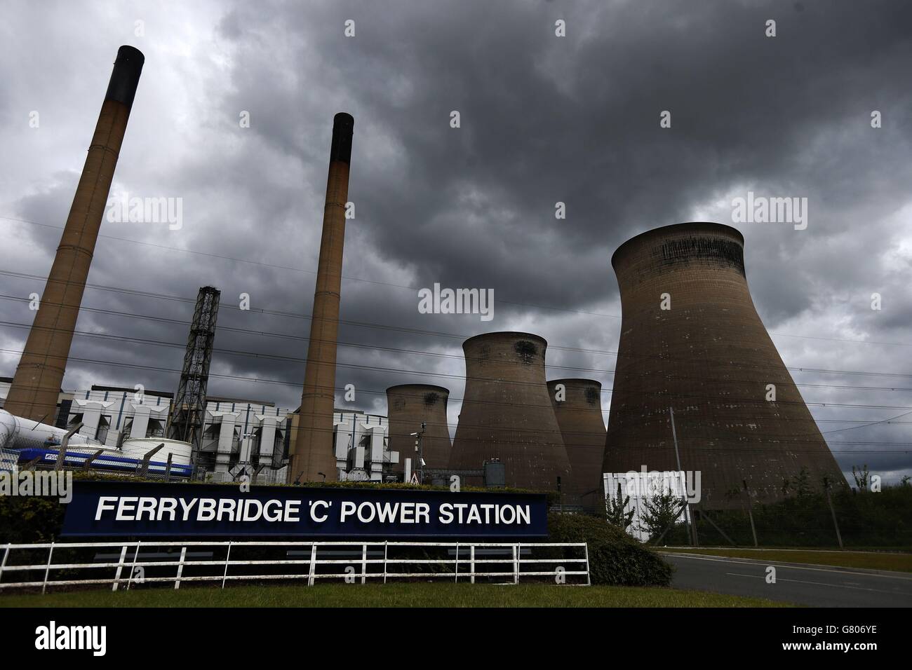 Ferrybridge power station to close Stock Photo - Alamy