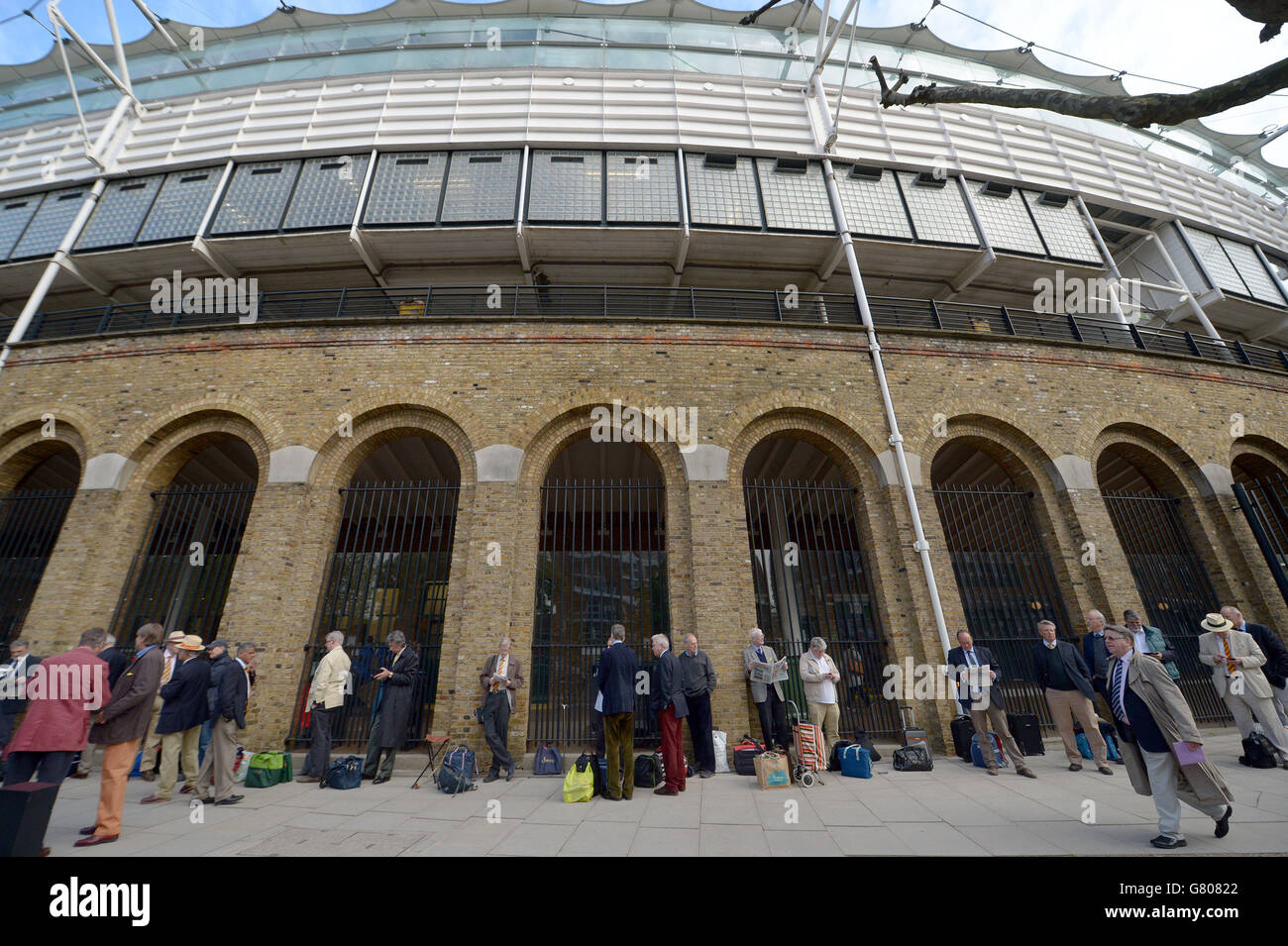 Mcc members queue hi-res stock photography and images - Alamy