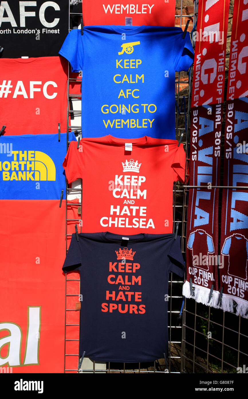 Merchandise stall outside the emirates stadium hi-res stock photography ...