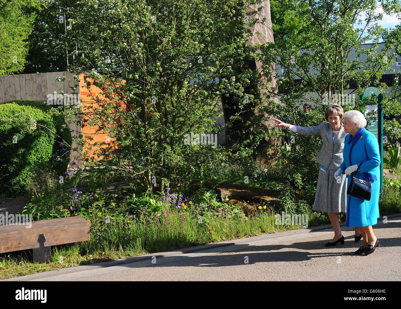 Queen Elizabeth II attends the annual Chelsea Flower show at Royal ...