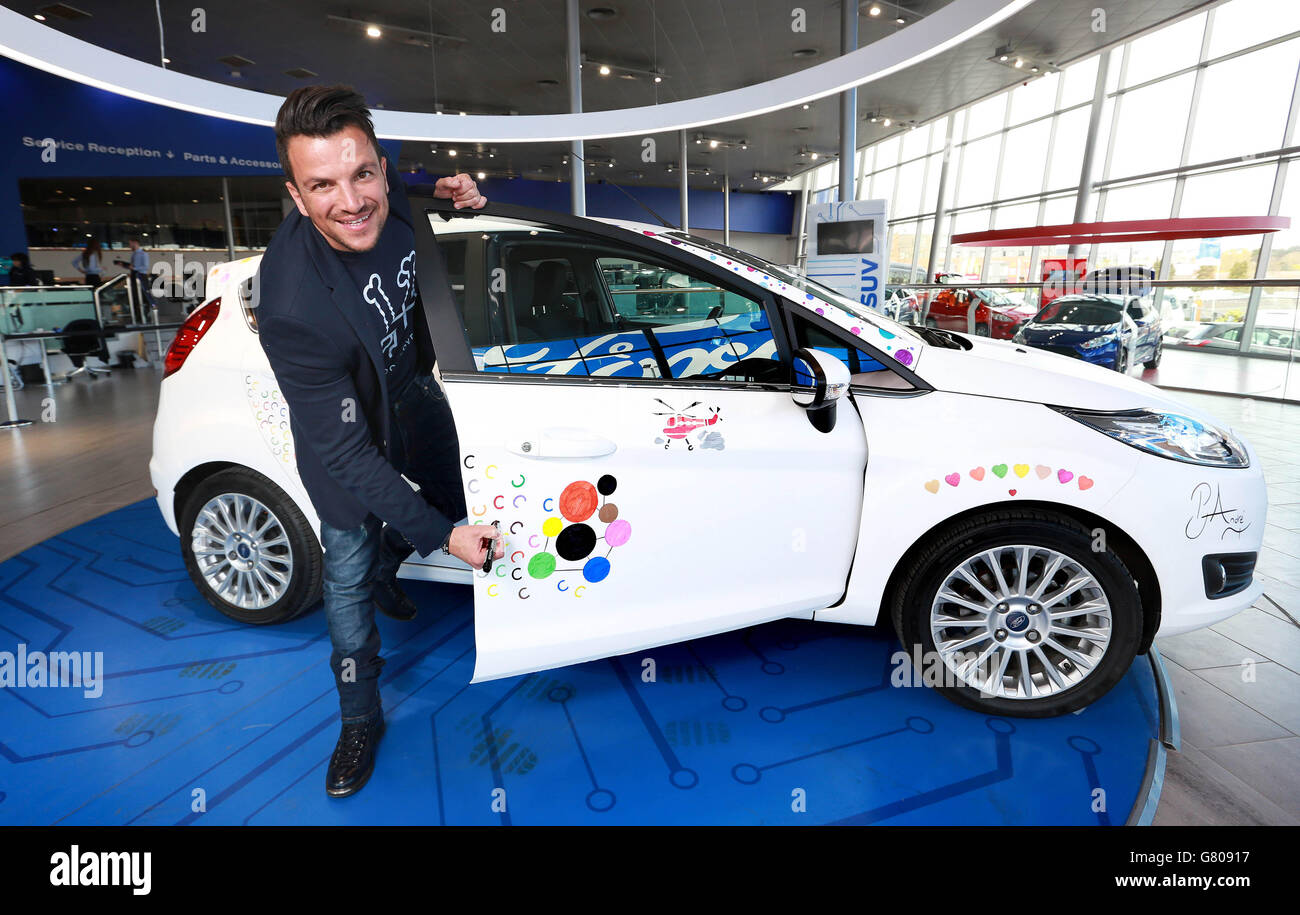 EDITORIAL USE ONLY Peter Andre puts the finishing touches to a design ...