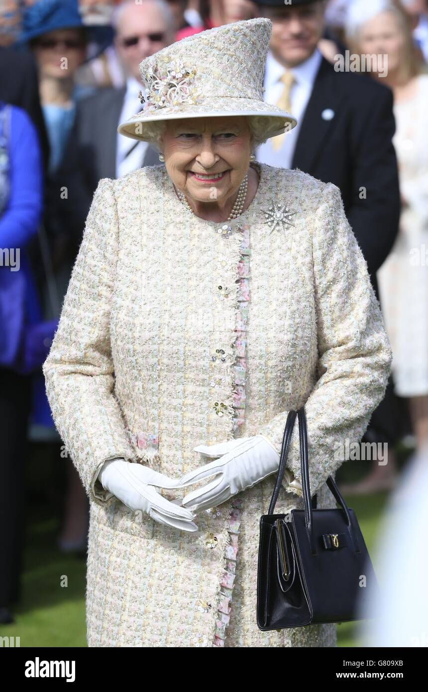 Queen elizabeth ii attends a garden party at buckingham palace hi-res ...