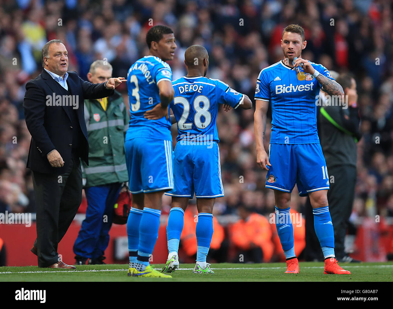 Sunderland manager Dick Advocaat (left) gives advice for Sunderland's ...