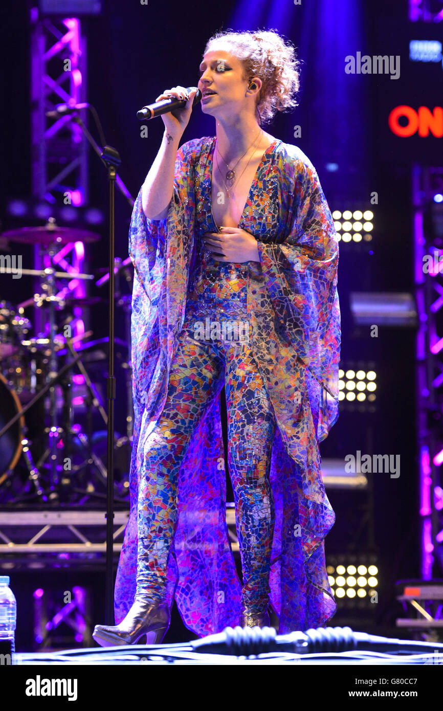 Showbiz bigweekend hi-res stock photography and images - Alamy