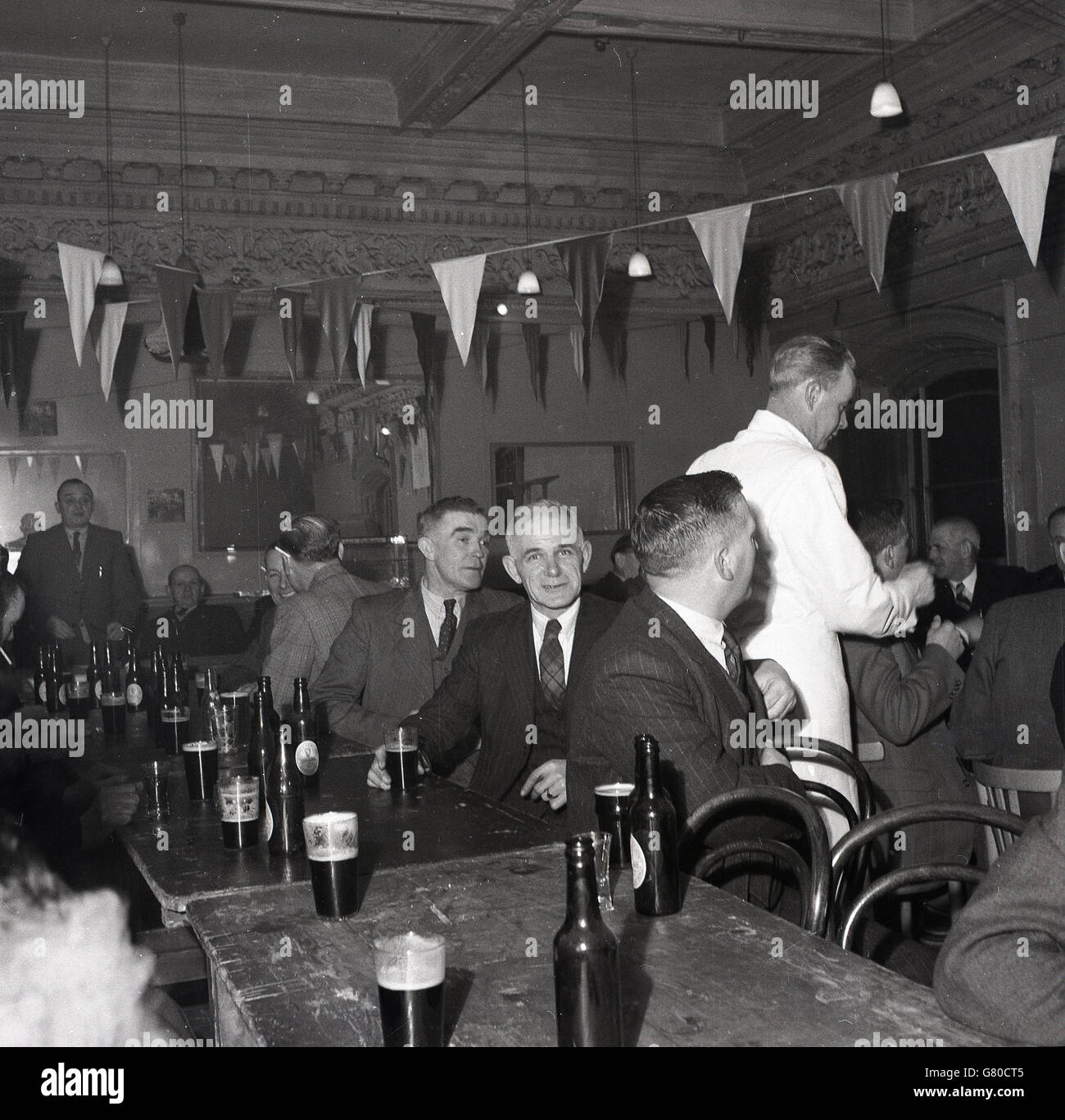 1950s, historical, men enjoying a drink in a working mens club Stock ...