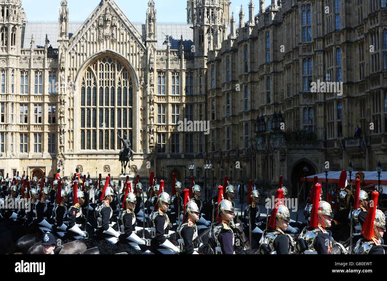 Guardsmen escort queen elizabeth ii past the houses of parliament hi ...