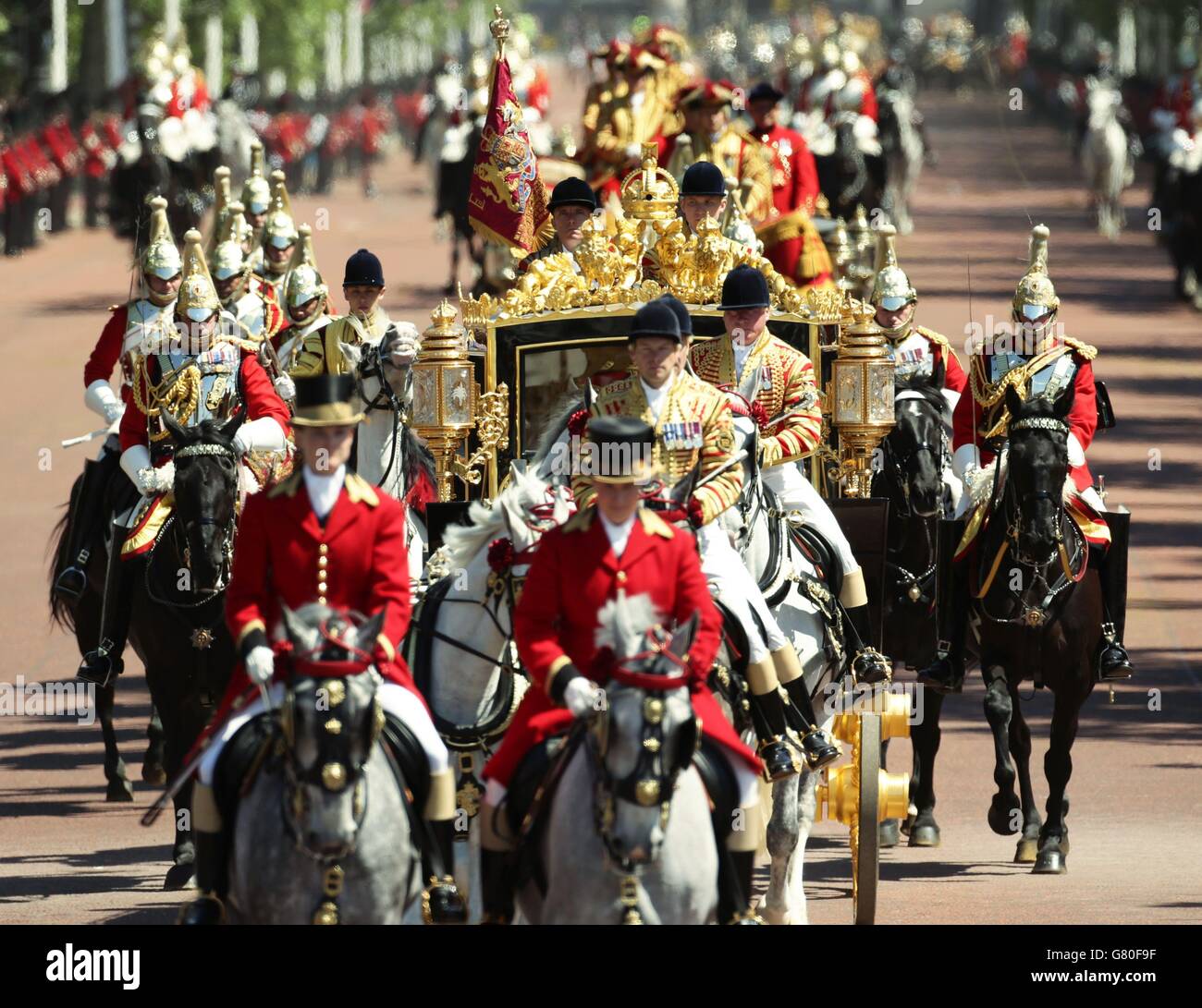 Queen Elizabeth II and the Duke of Edinburgh return to Buckingham ...