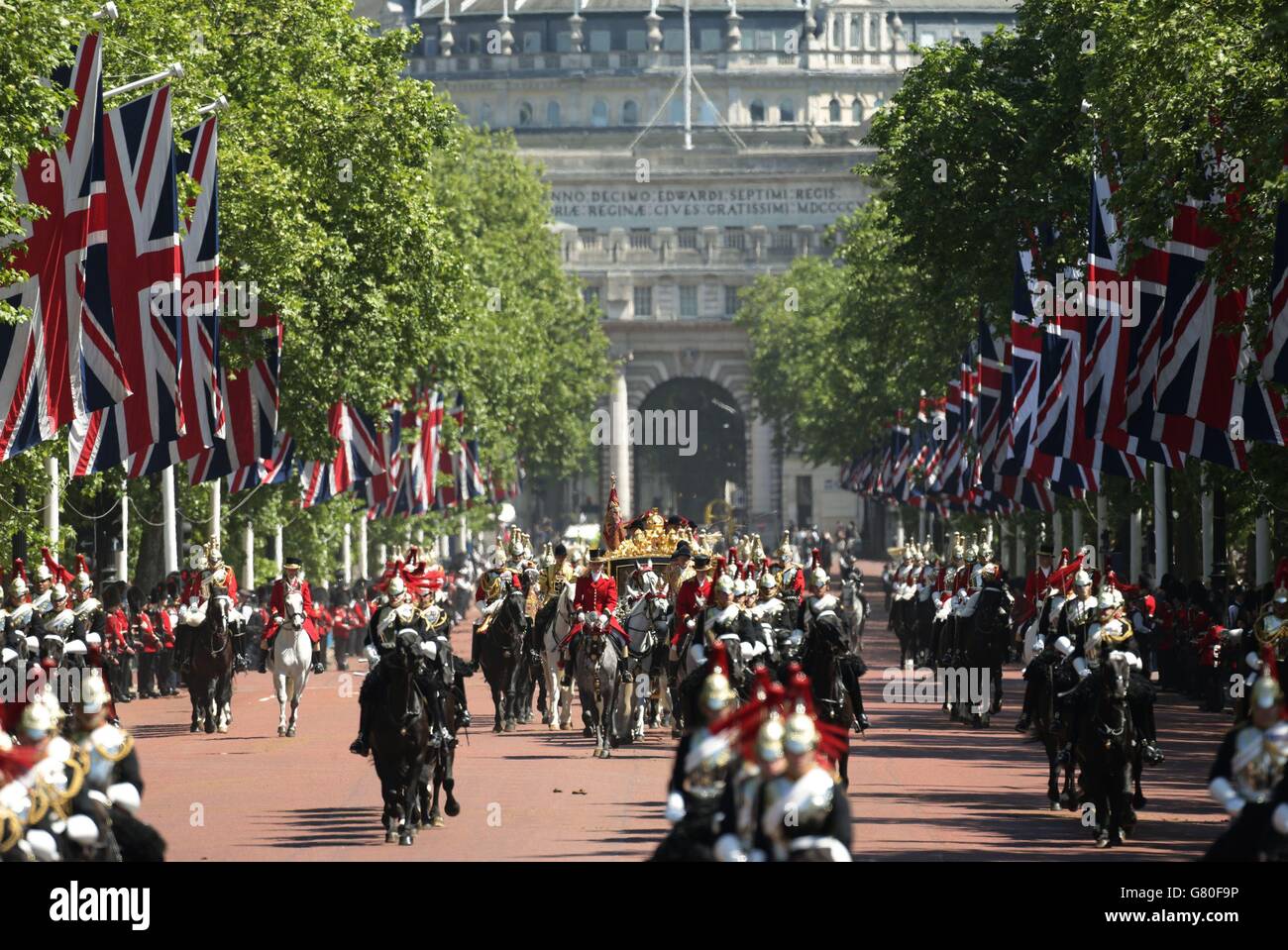 Queen Elizabeth II and the Duke of Edinburgh return to Buckingham ...