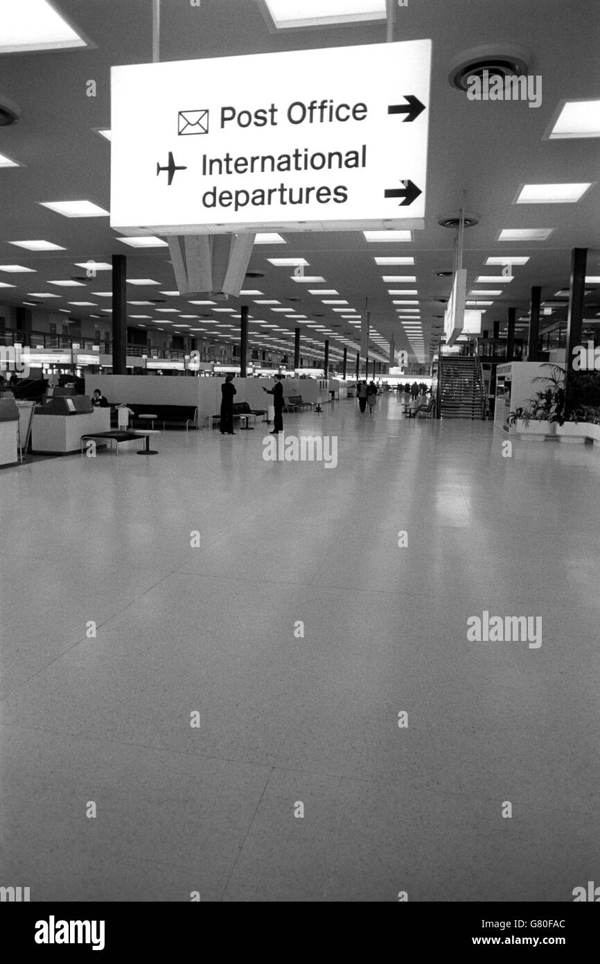 Airport terminal 1 Black and White Stock Photos & Images - Alamy