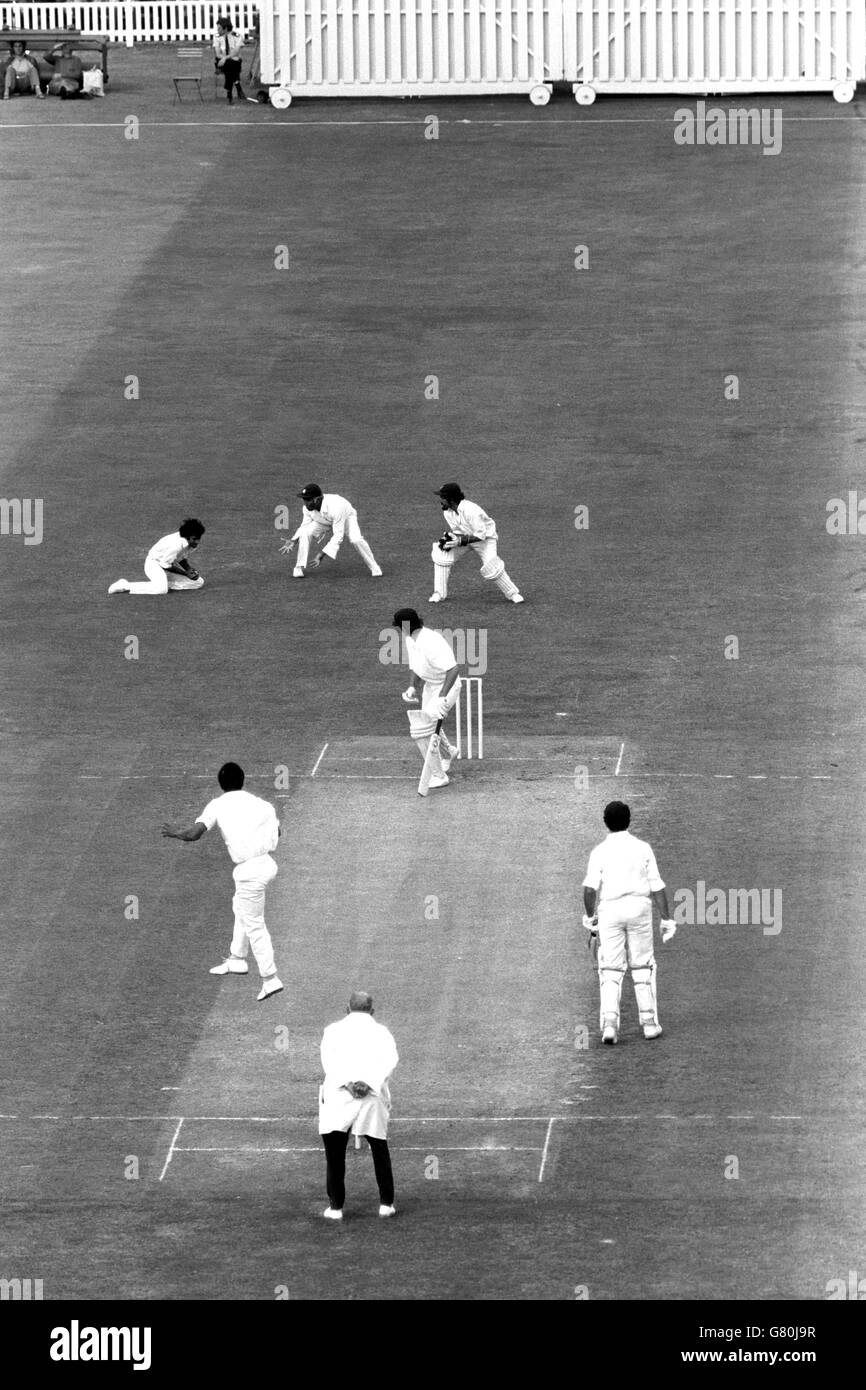 Alvin Kallicharran scoops up a catch to dismiss Rick McCosker for seven ...