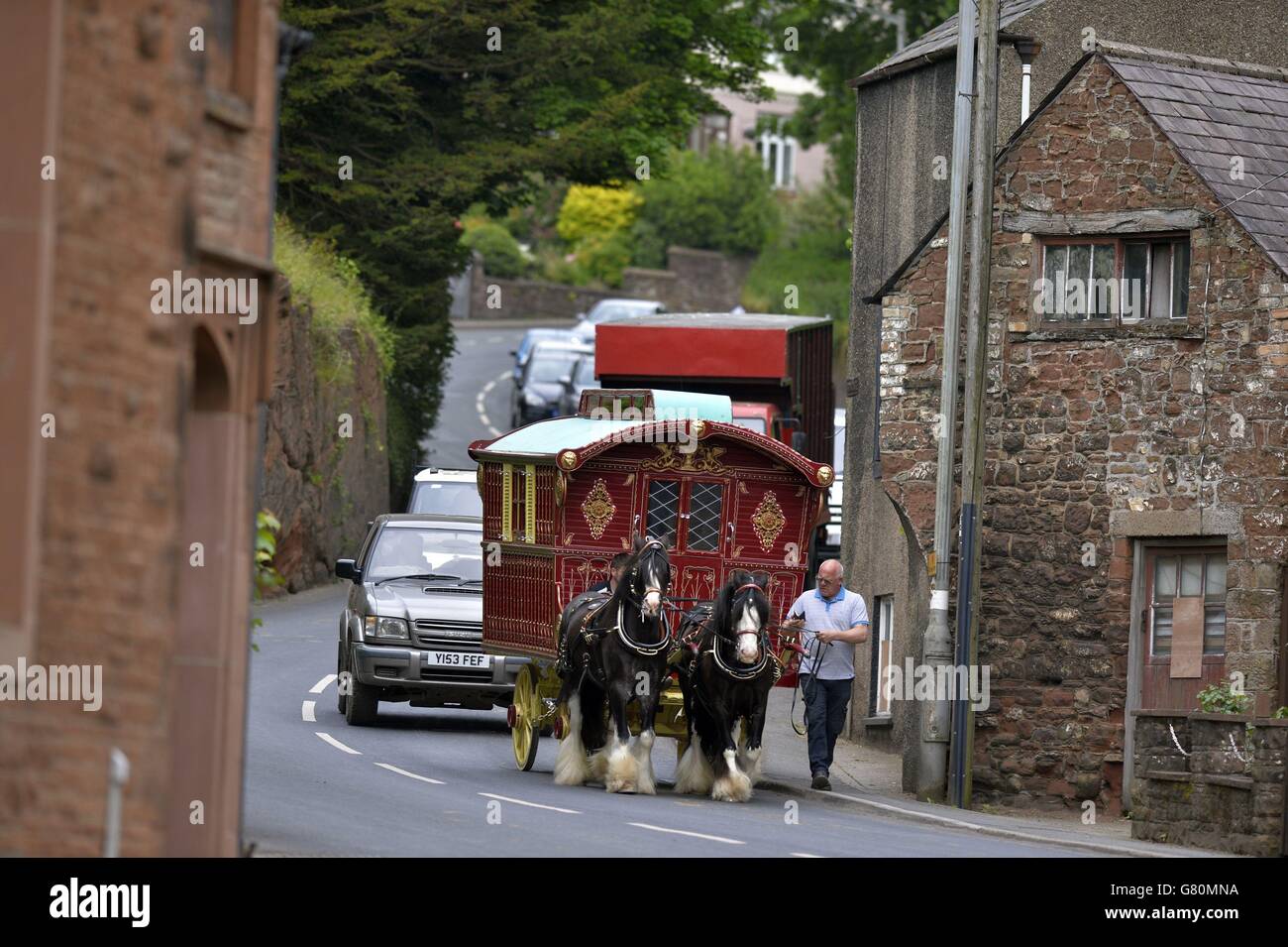 A traveller caravan causes a traffic jam as it passes through Appleby ...