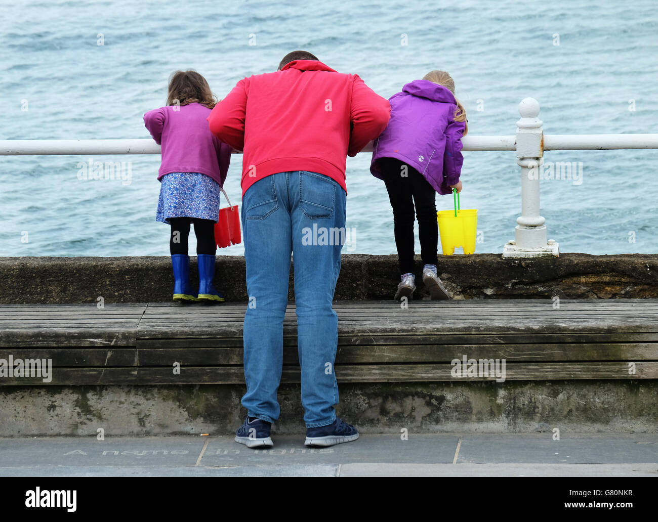 Children by the sea hi-res stock photography and images - Alamy