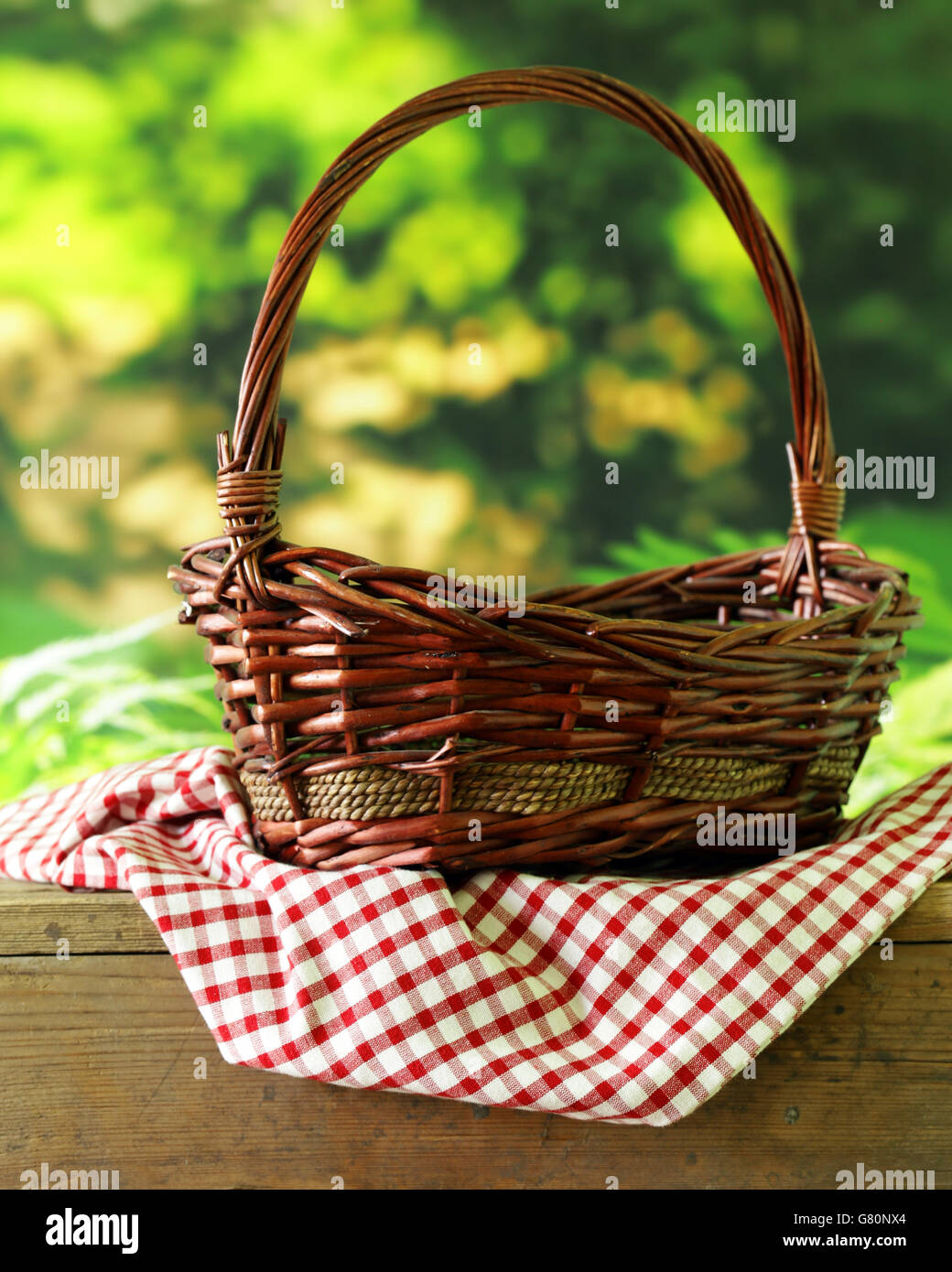 empty wicker basket and checkered plaid for picnic Stock Photo - Alamy