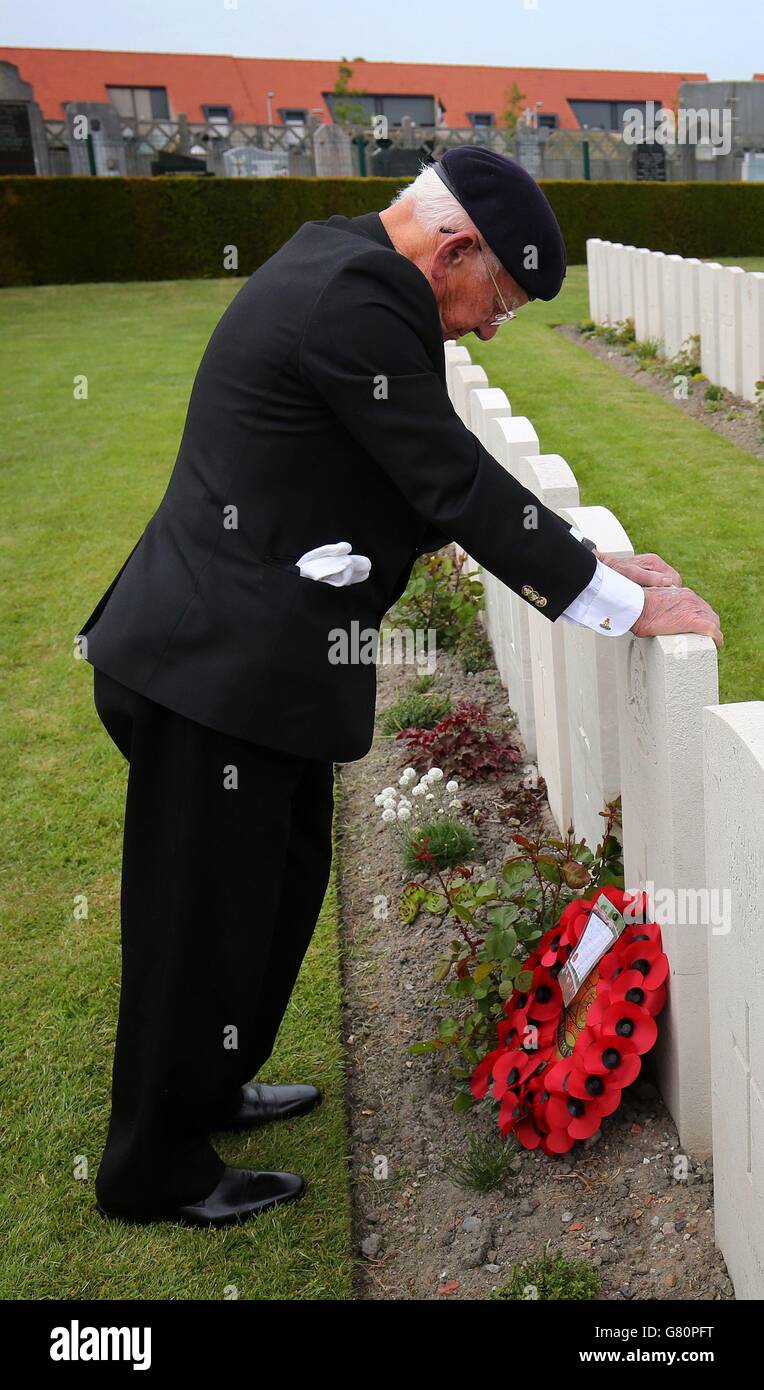 Dunkirk Veteran Garth Wright (95) bows his head after laying a wreath ...