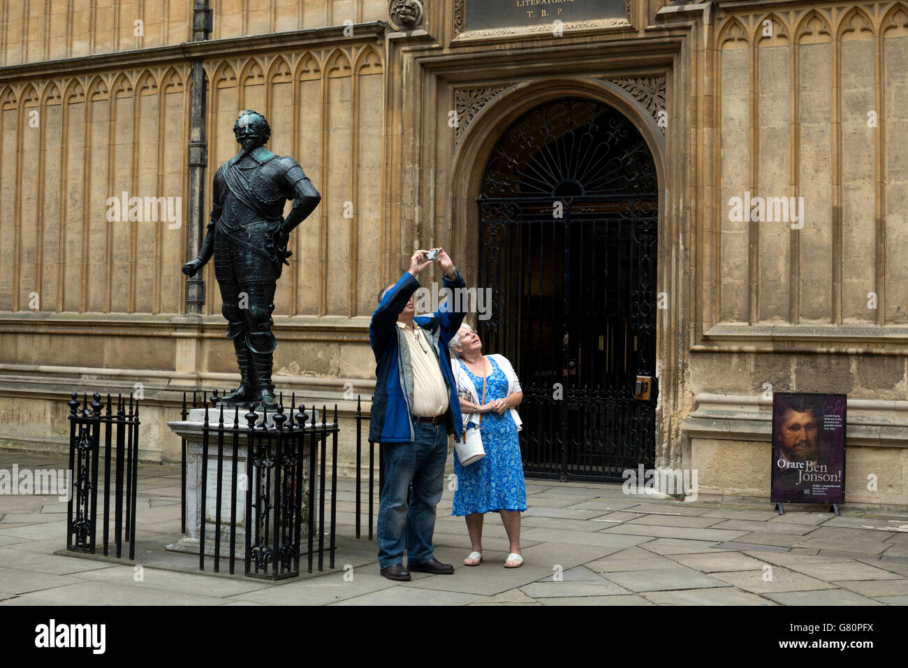 A couple by the Earl of Pembroke statue in the Bodleian Library ...