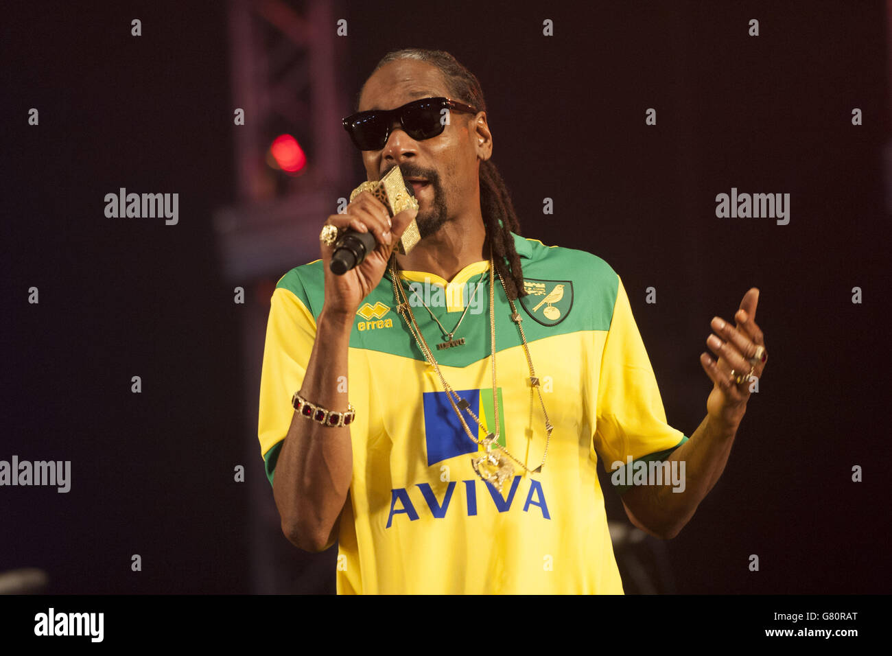 Showbiz bigweekend football shirt hi-res stock photography and images ...