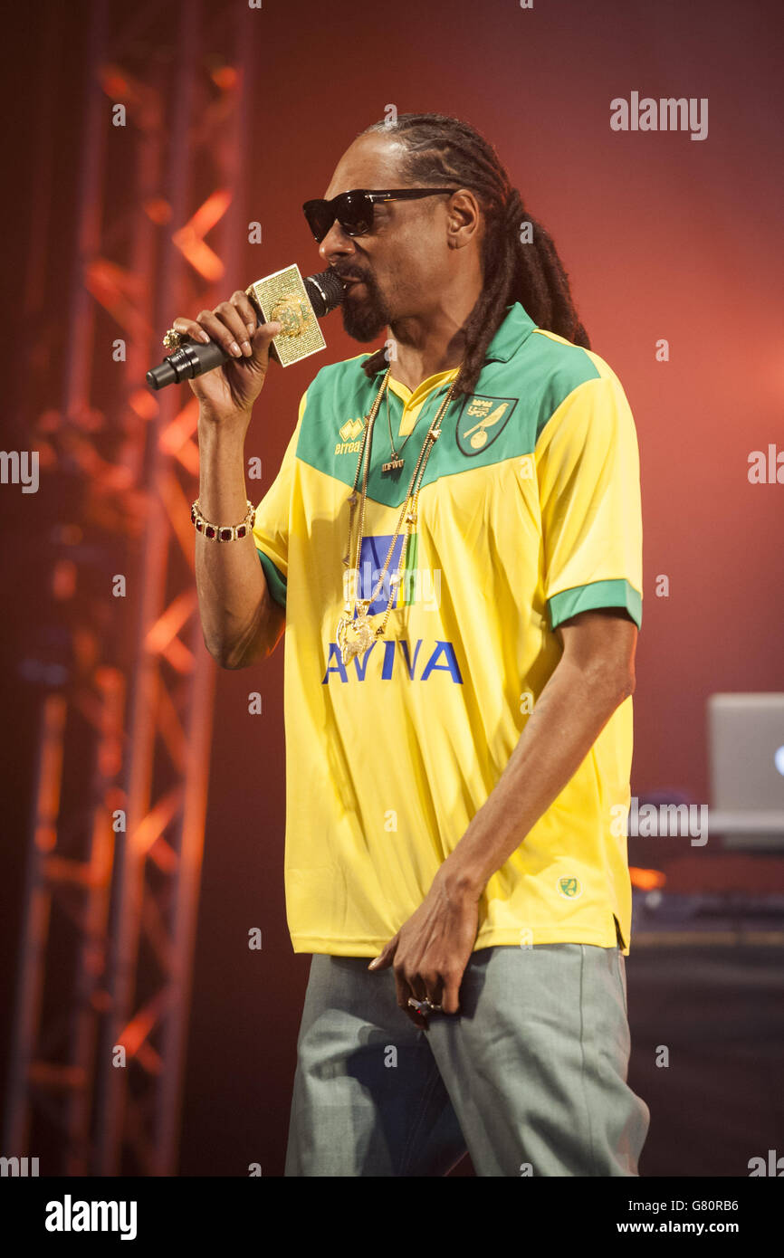 Showbiz Bigweekend Football Shirt High Resolution Stock Photography and ...