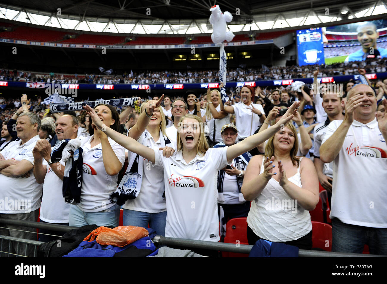 English football fans north london hi-res stock photography and images ...
