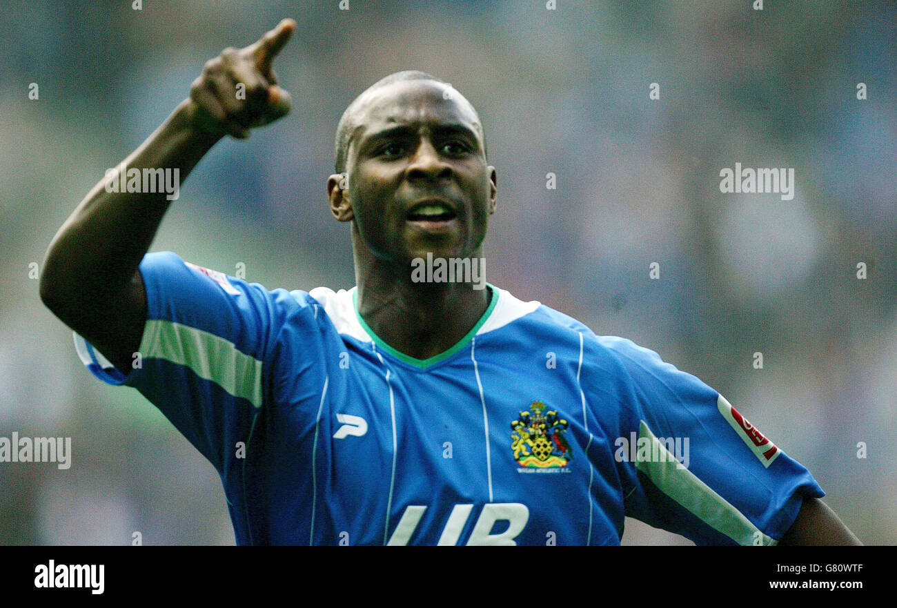Football action jason roberts hi-res stock photography and images - Alamy