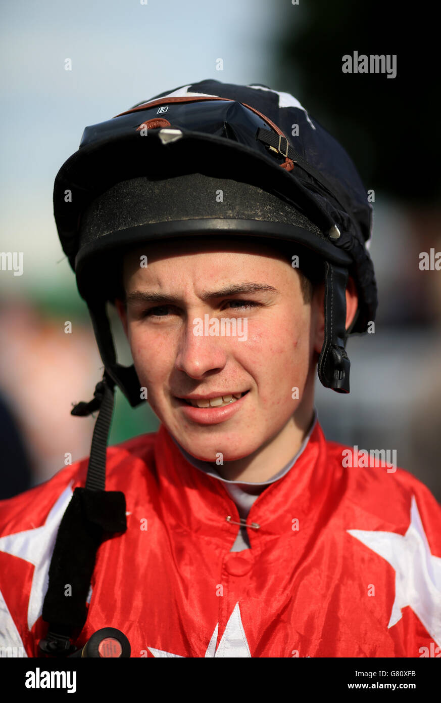 Horse racing sandown racecourse hi-res stock photography and images - Alamy