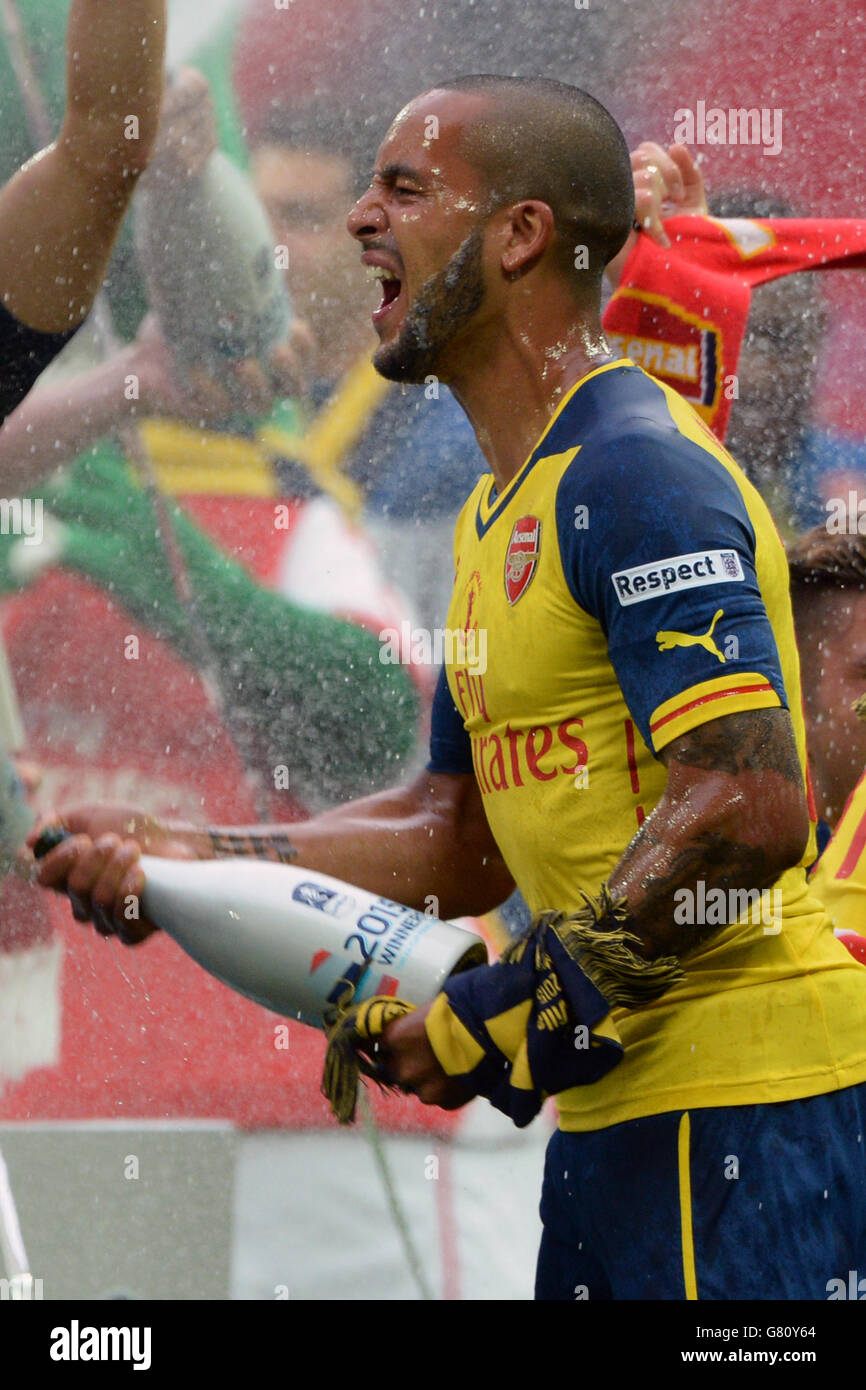 Arsenal's Theo Walcott celebrates victory at the end of the FA Cup ...