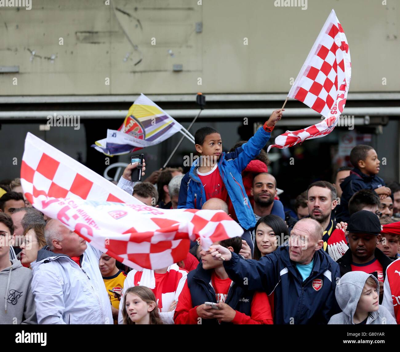 Fa cup victory parade through london hi-res stock photography and ...