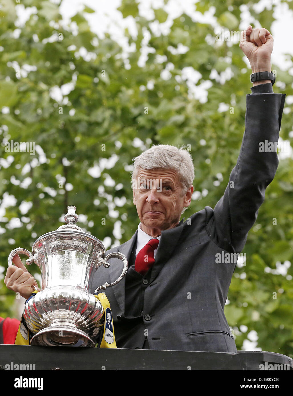 Fa cup victory parade through london hi-res stock photography and ...