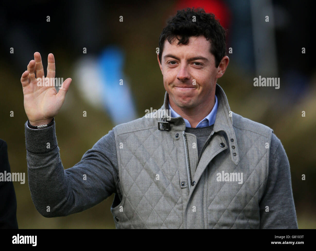 Rory McIlroy arrives onto the 18th green after day four of the Dubai ...