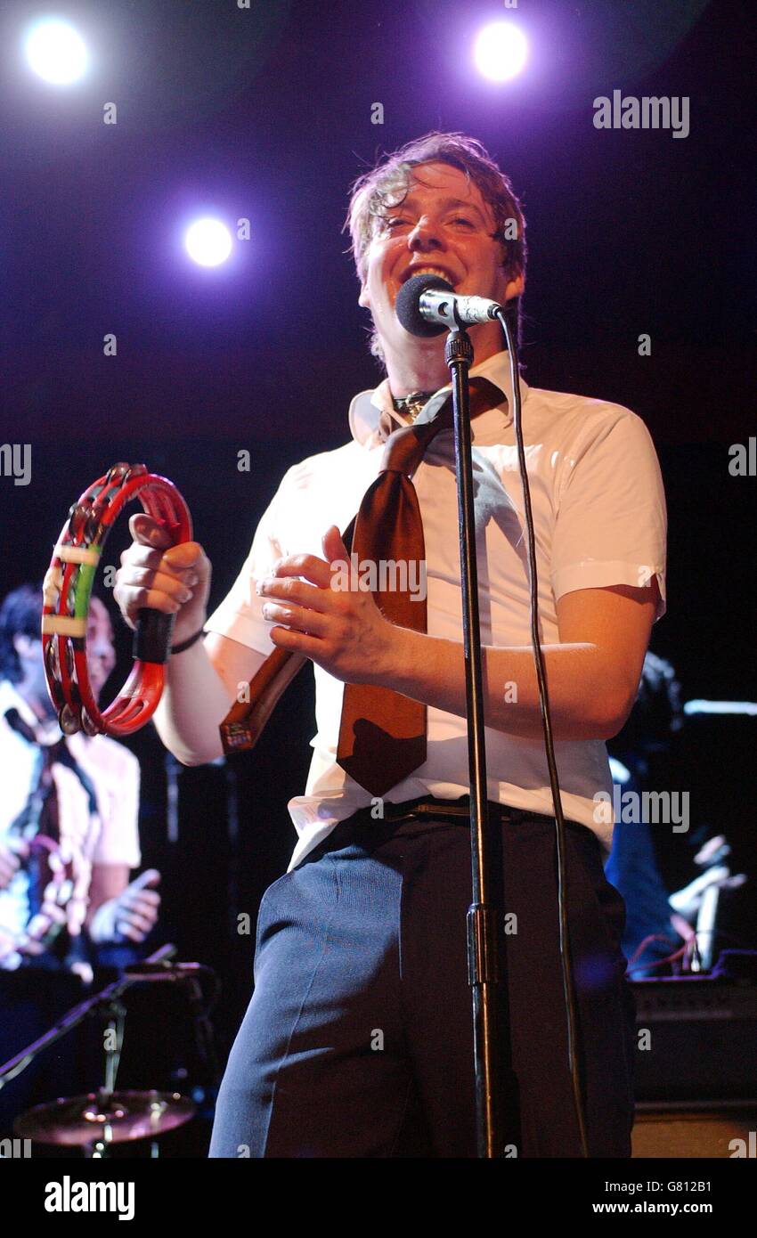 Lead singer kaiser chiefs ricky wilson on stage hi-res stock ...
