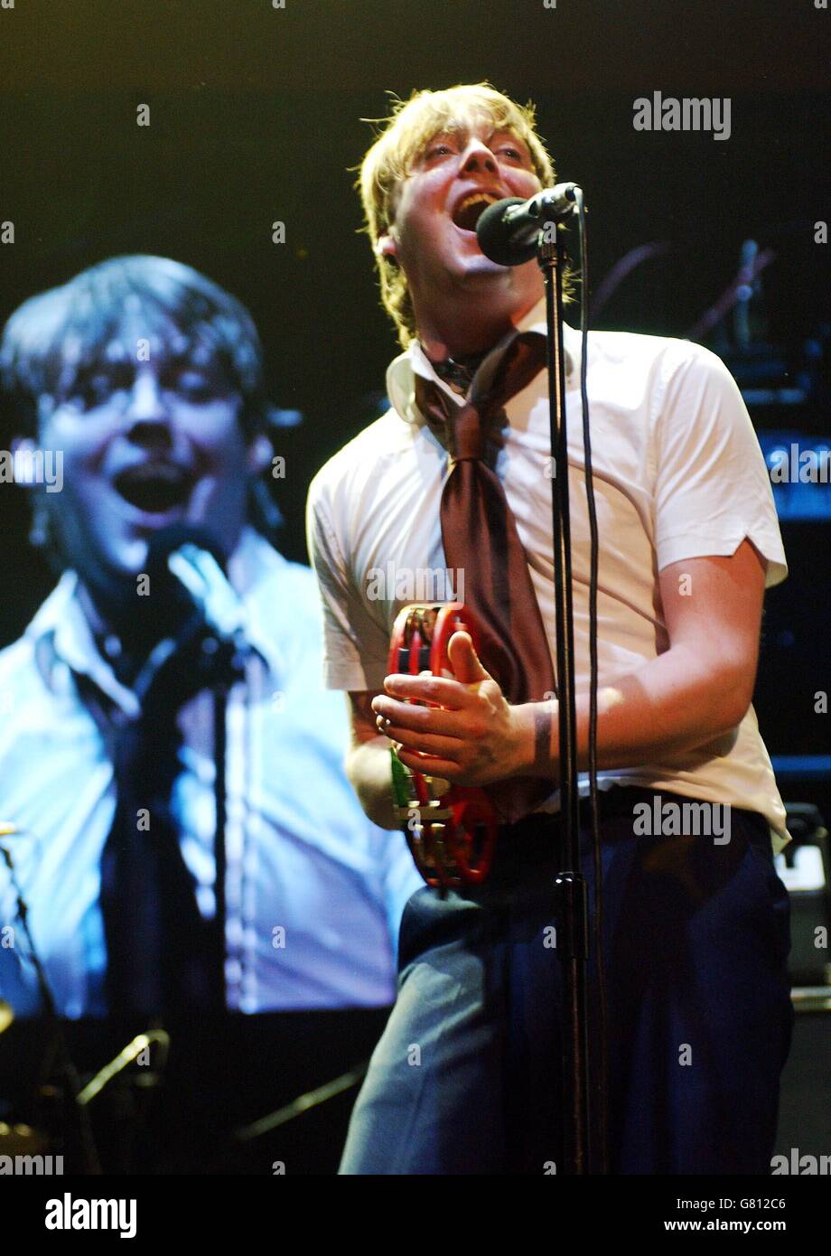 Singer from the kaiser chiefs hi-res stock photography and images - Alamy