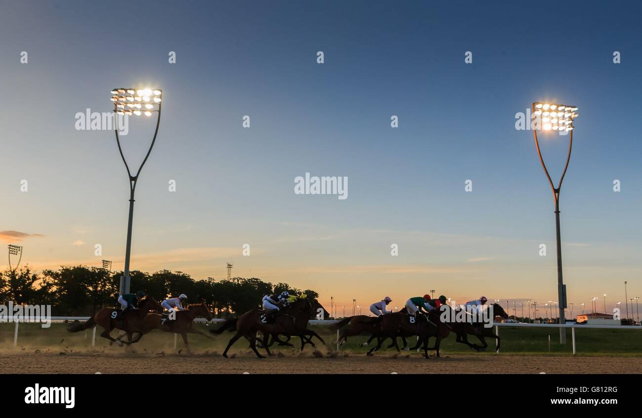 The field head around the bend during The Totepool Fillies' Handicap at ...