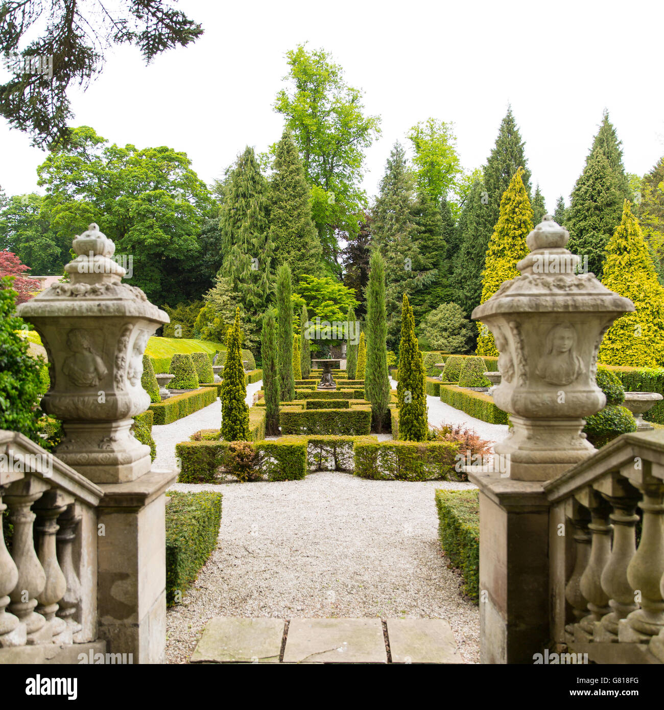 Garden symmetry hi-res stock photography and images - Alamy