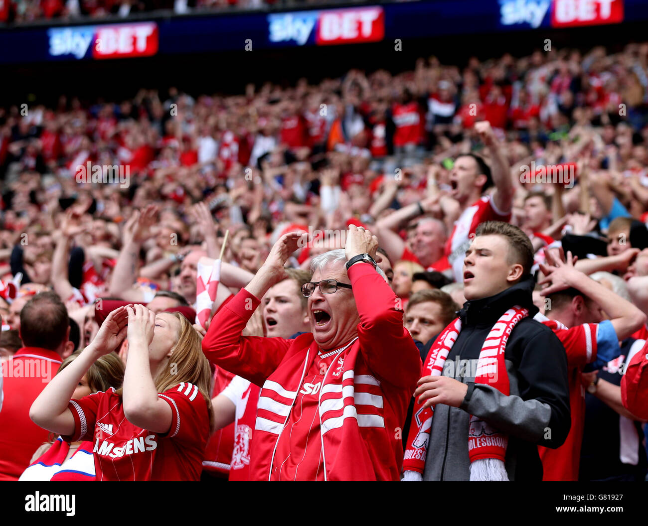 Middlesbrough fans react in the stands hi-res stock photography and ...