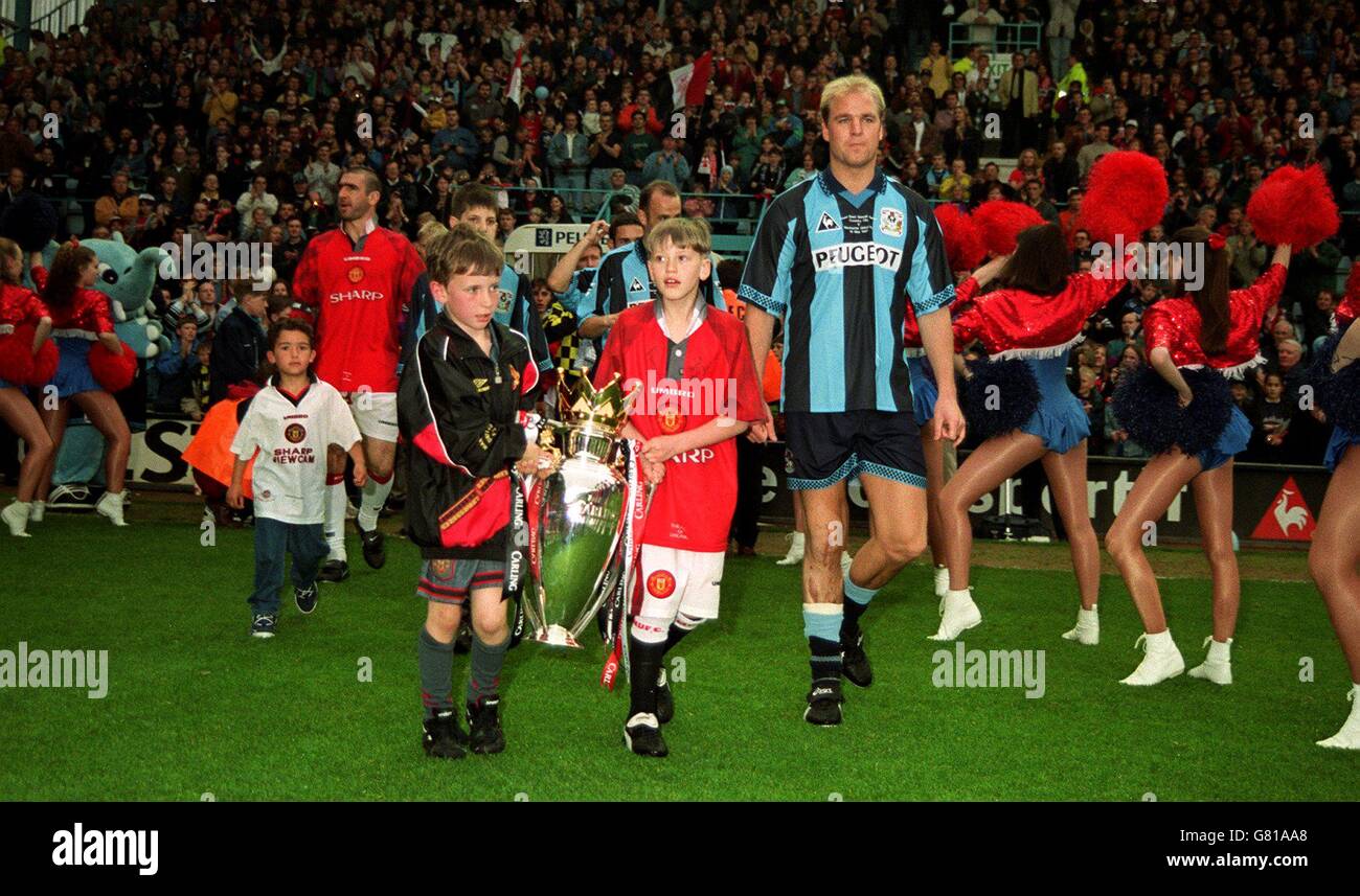 Soccer ... David Busst Testimonial Match ... Manchester United v ...