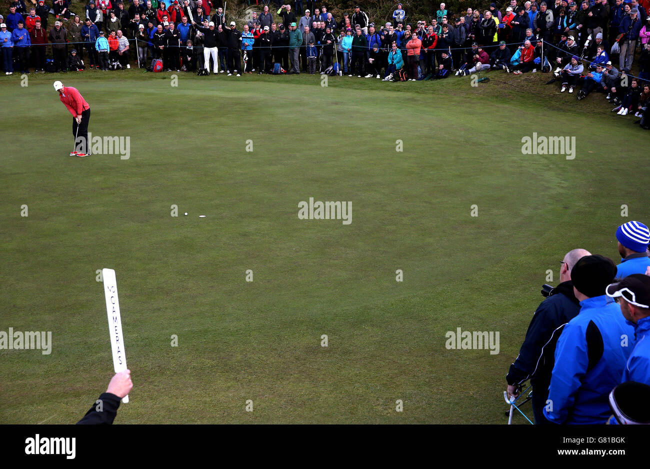 Rory McIlroy putts on the 10th green during day one of the Dubai Duty ...