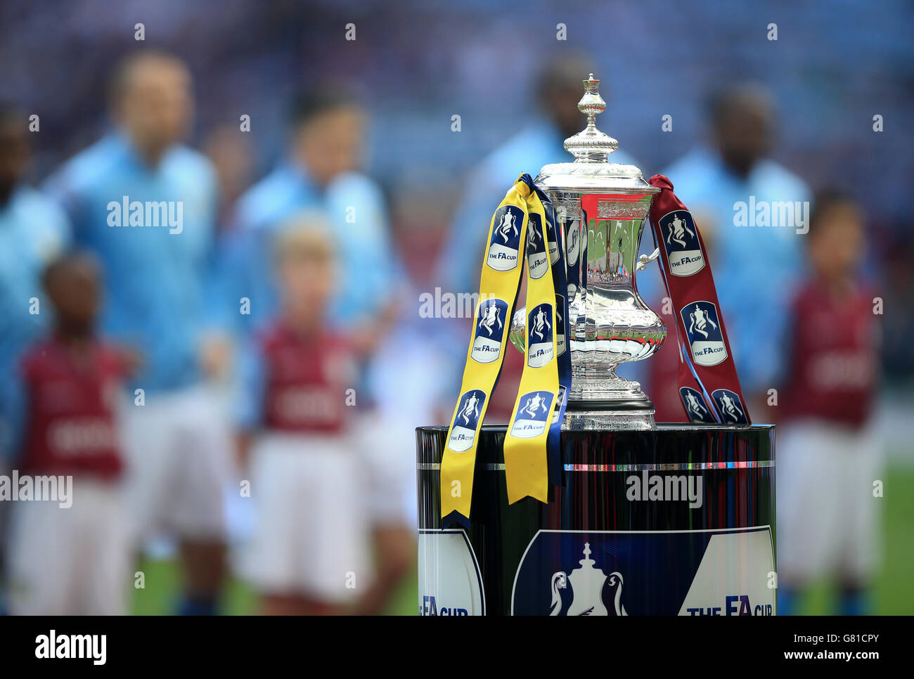 Fa cup trophy wembley general hi-res stock photography and images - Alamy