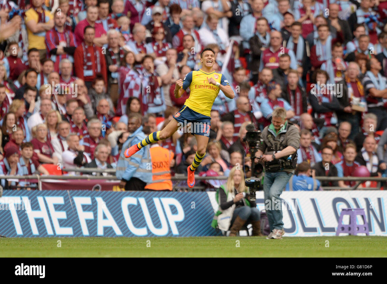 Arsenal's Alexis Sanchez celebrates scoring his side's second goal ...