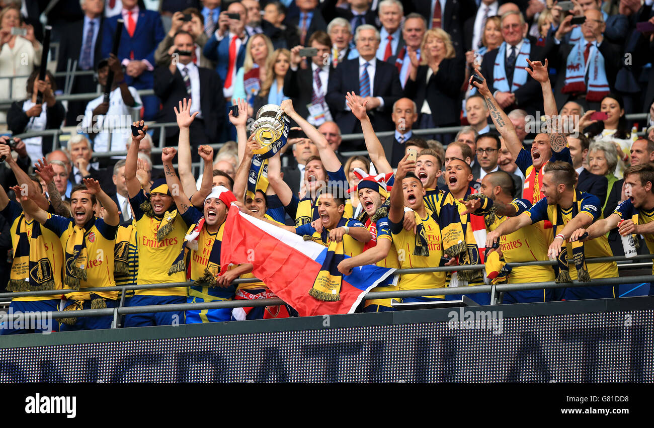 Arsenal fa cup trophy general hi-res stock photography and images - Alamy
