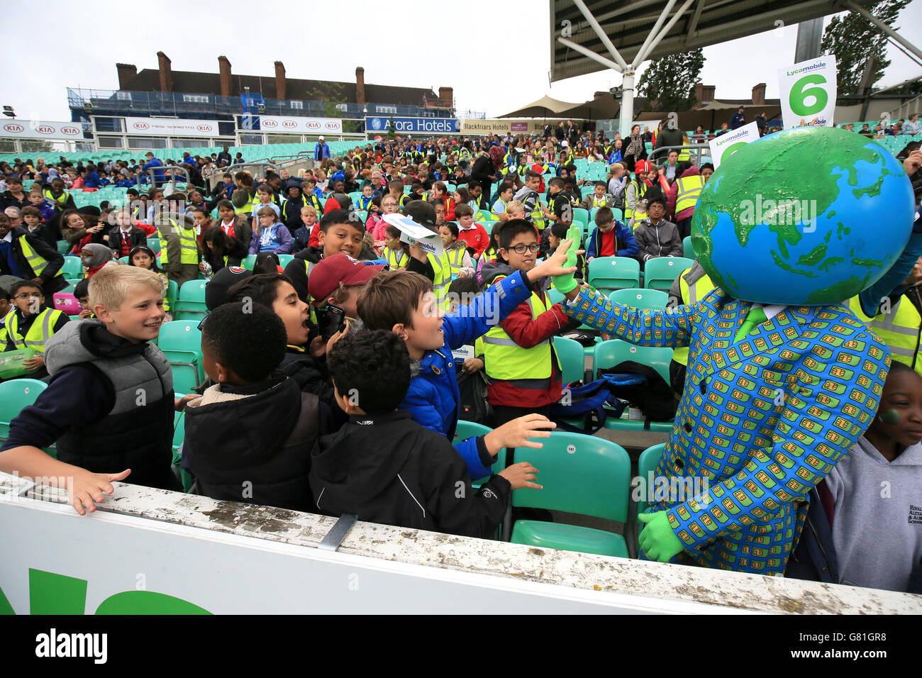 Lycamobile man children on school day hi-res stock photography and ...