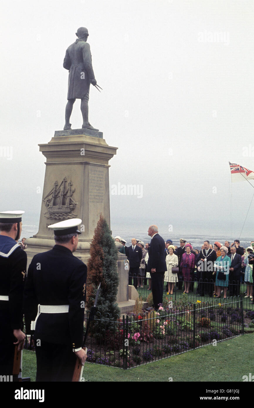 Captain Cook Statue - Whitby Stock Photo - Alamy