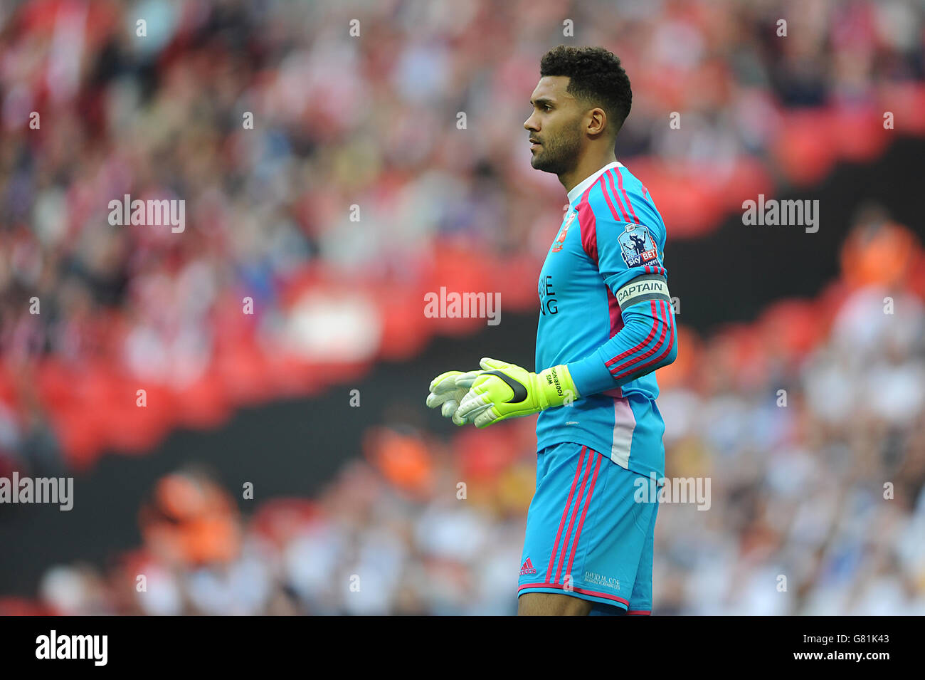 Swindon town goalkeeper wes foderingham hi-res stock photography and ...