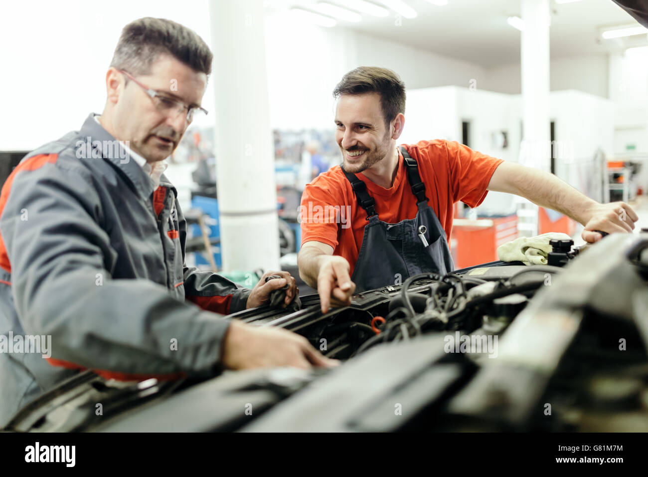 Team mechanic teamwork hi-res stock photography and images - Alamy