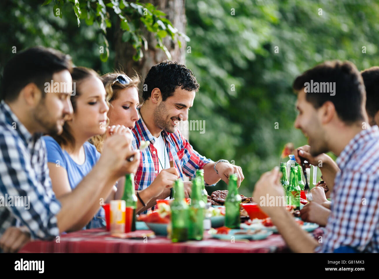Happy young friends barbecuing hi-res stock photography and images - Alamy