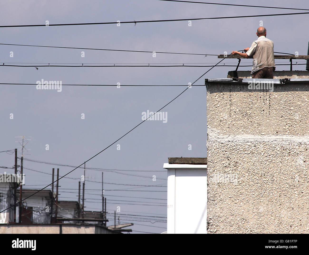 technicain stand on a roof to connect fiber-optic cables Stock Photo ...