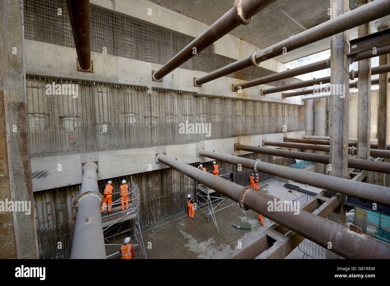 Crossrail construction bond street hi-res stock photography and images ...